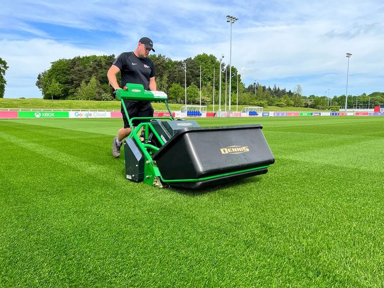 ES-22 Ultra Professional Battery Cylinder Mower | Dennis Mowers